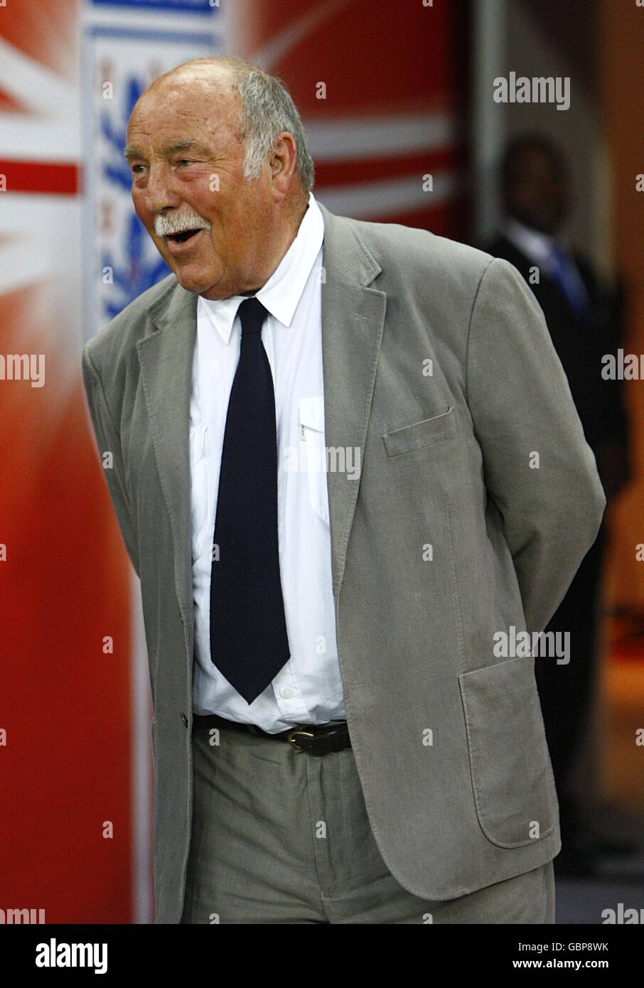 Jimmy Greaves macht sich zur Halbzeit auf den Weg zum Spielfeld, um ...