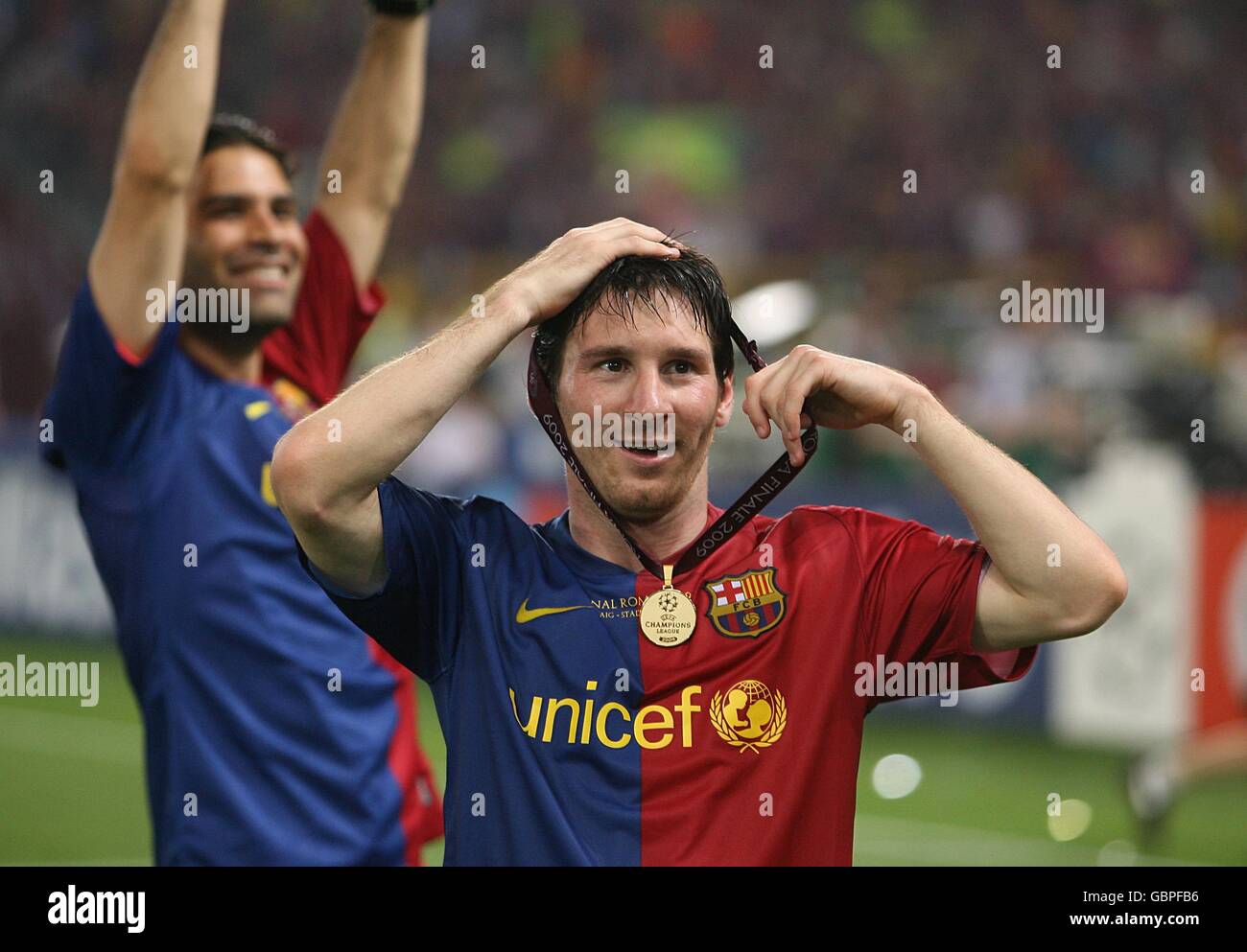 Der Barceloners Lionel Messi feiert nach dem Spiel mit seiner ...