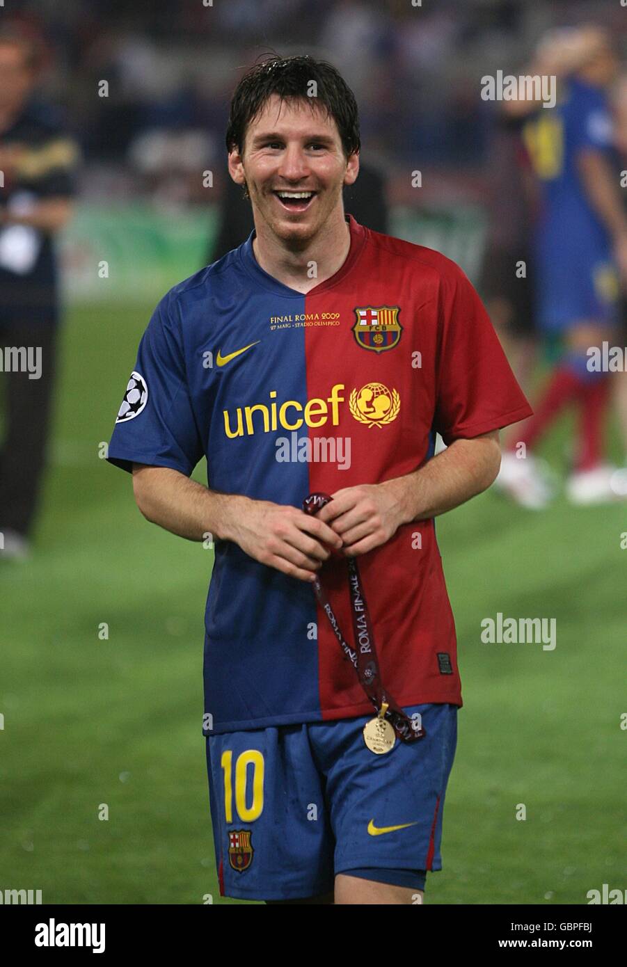 Der Barceloners Lionel Messi feiert nach dem Spiel mit seiner ...