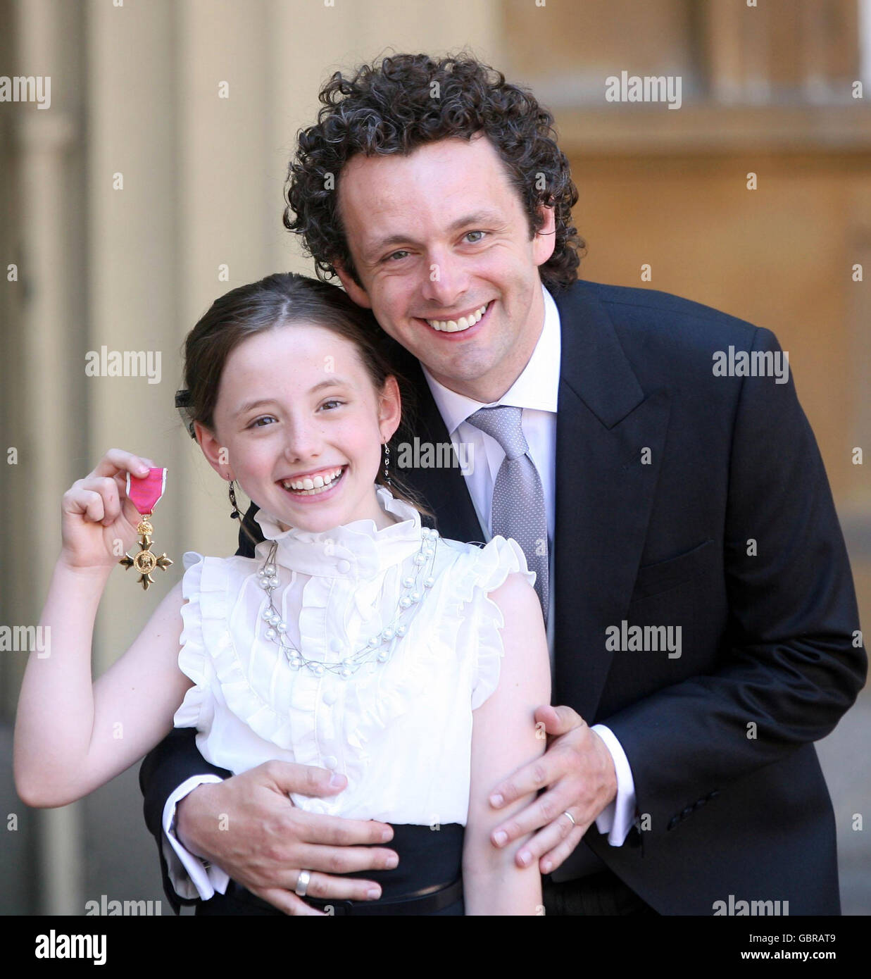 Schauspieler Michael Sheen und Tochter Lily mit der OBE, die er zuvor ...