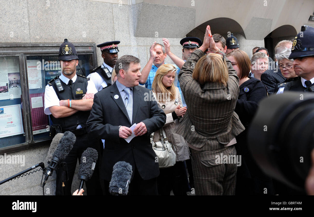 Deborah Kinsella wendet sich nach einer Erklärung ihres Mannes George ...