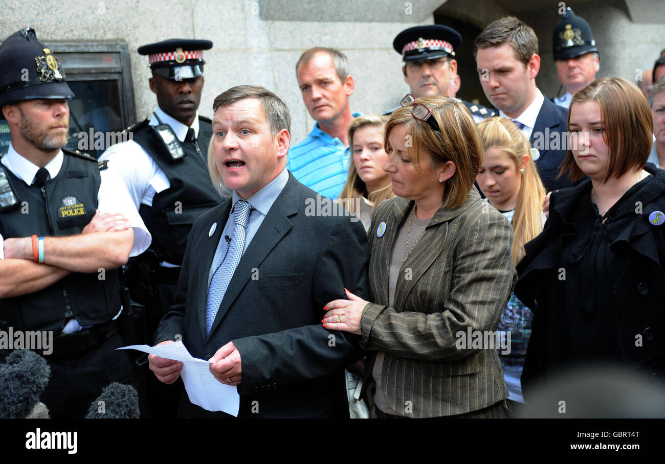 George Kinsella liest zusammen mit seiner Frau Deborah und seiner ...