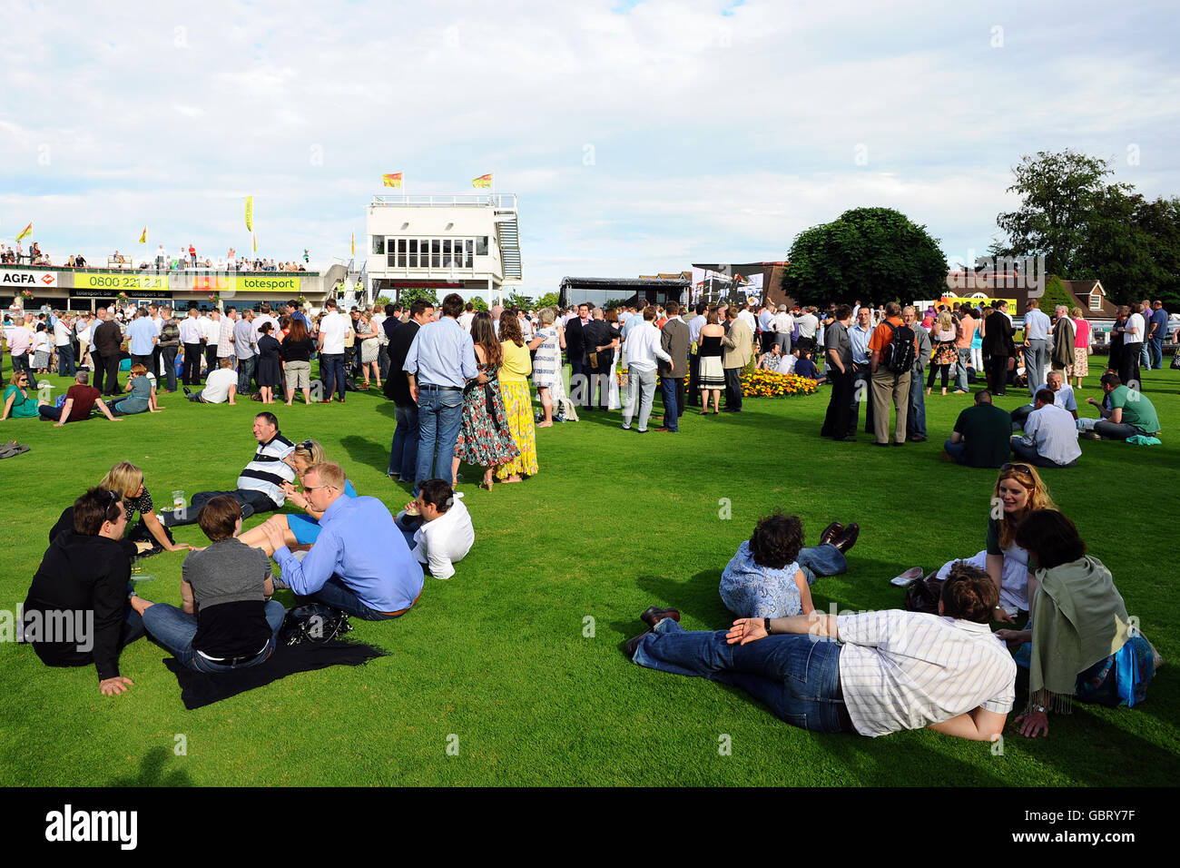 Pferderennen - Totepool Irish Day - Sandown Park. Allgemeiner Blick auf ...