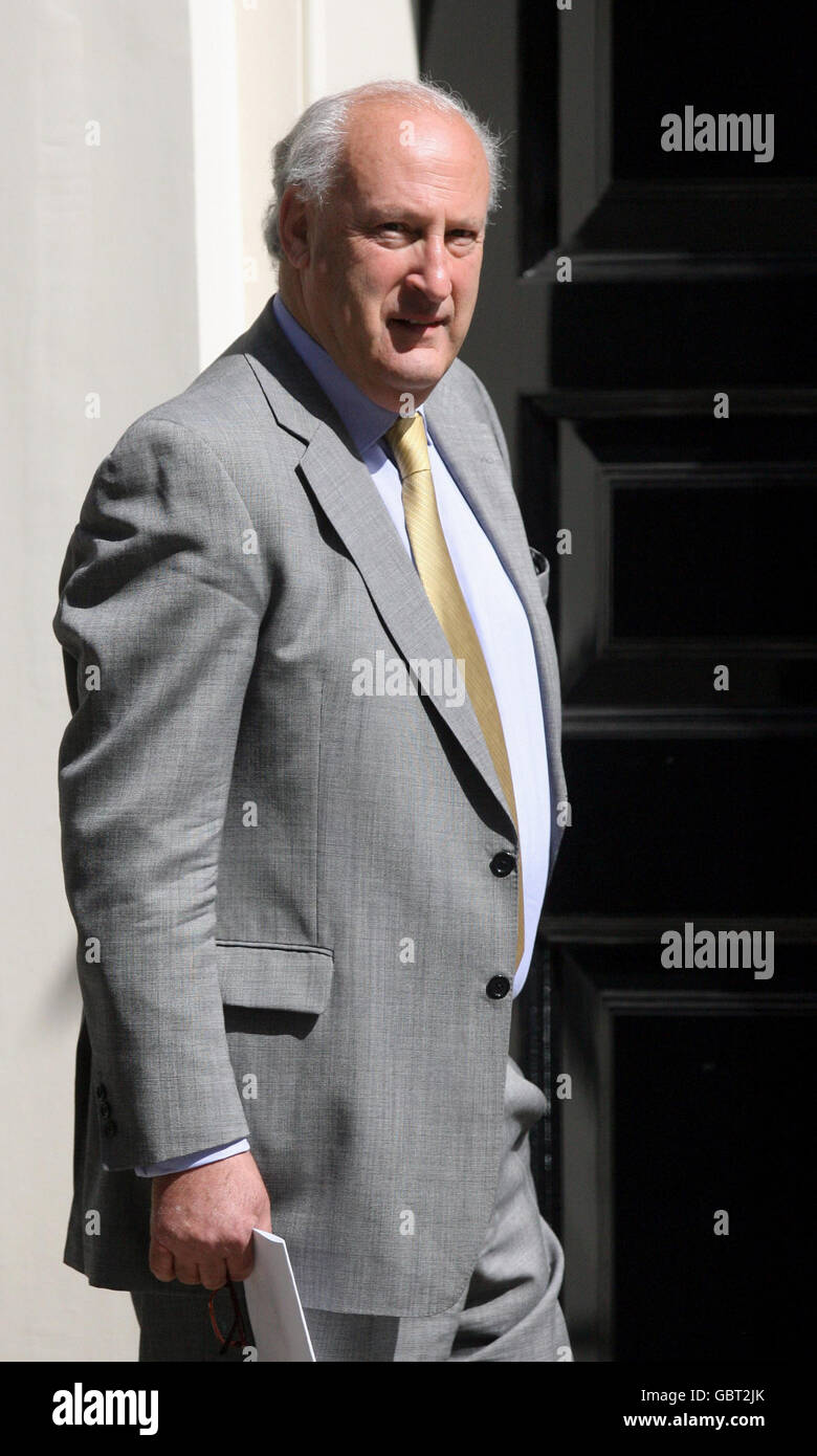Sir Victor Blank, Vorsitzender des Lloyds TSB, kommt zu einem Treffen ...