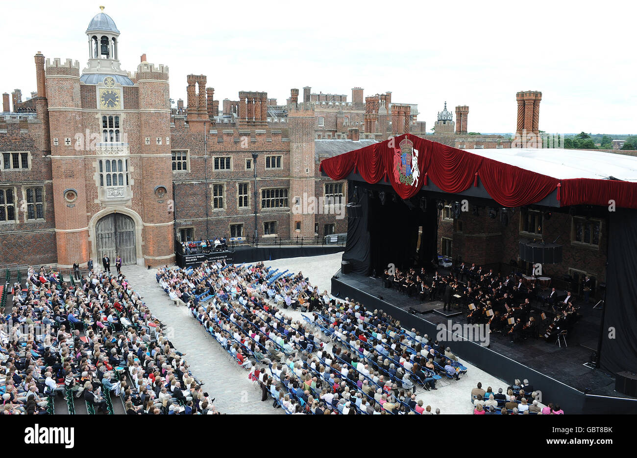 Das Royal Philharmonic Concert Orchestra unter der Leitung von Tim ...