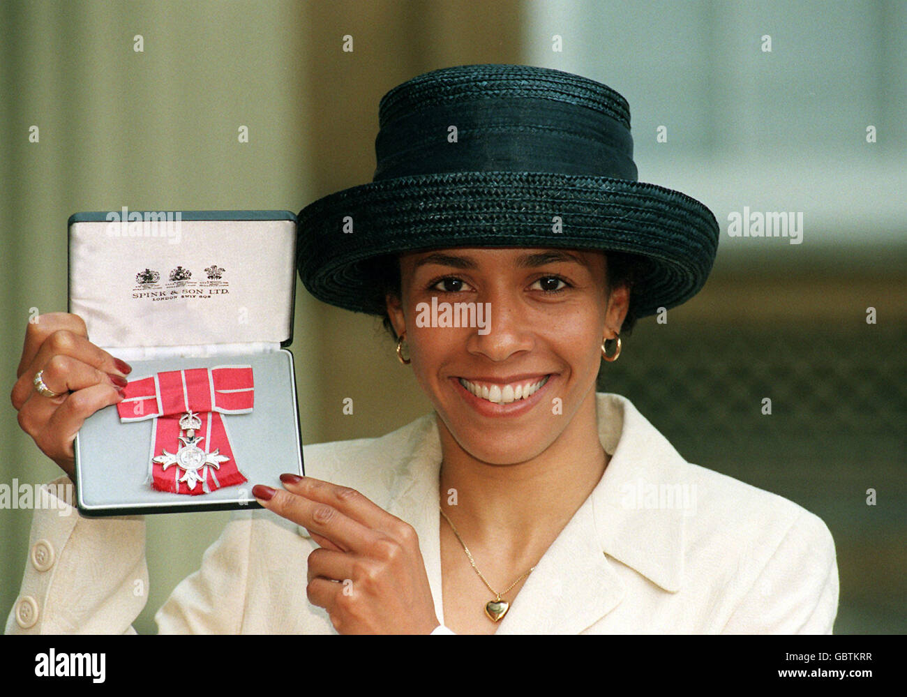 Mittelstreckenläuferin Kelly Holmes (r) zeigt ihre OBE Am Buckingham ... Mittelstreckenläuferin Kelly Holmes (r) zeigt ihre OBE Am Buckingham ...