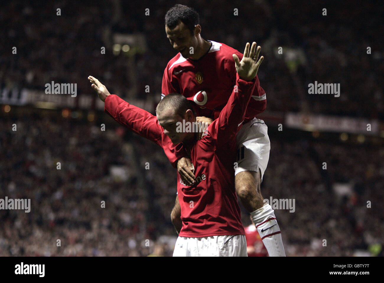 Ryan Giggs von Manchester United springt auf den neuen Teamkollegen ...