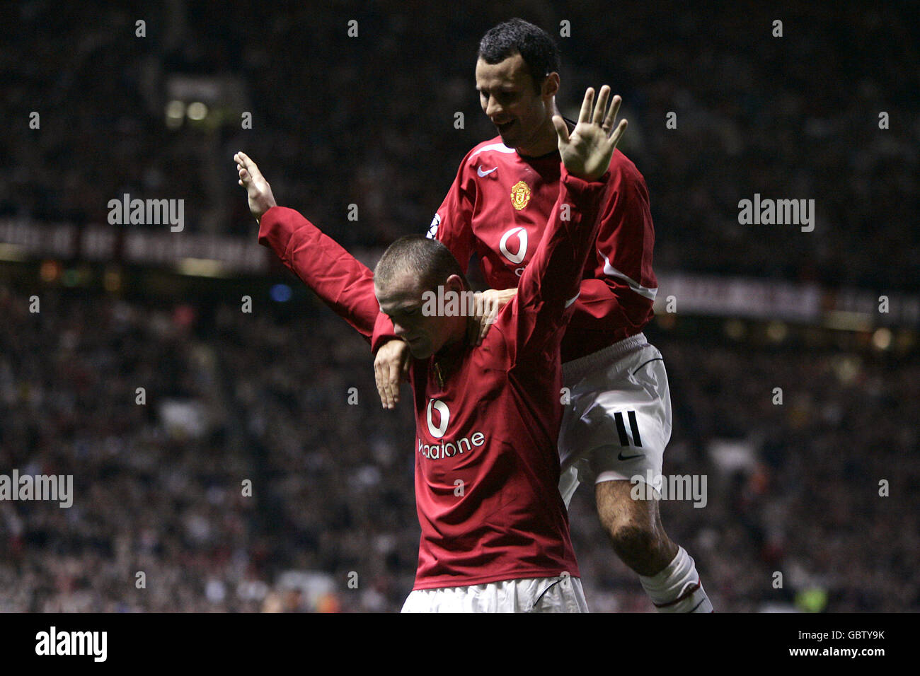Ryan Giggs von Manchester United springt auf den neuen Teamkollegen ...