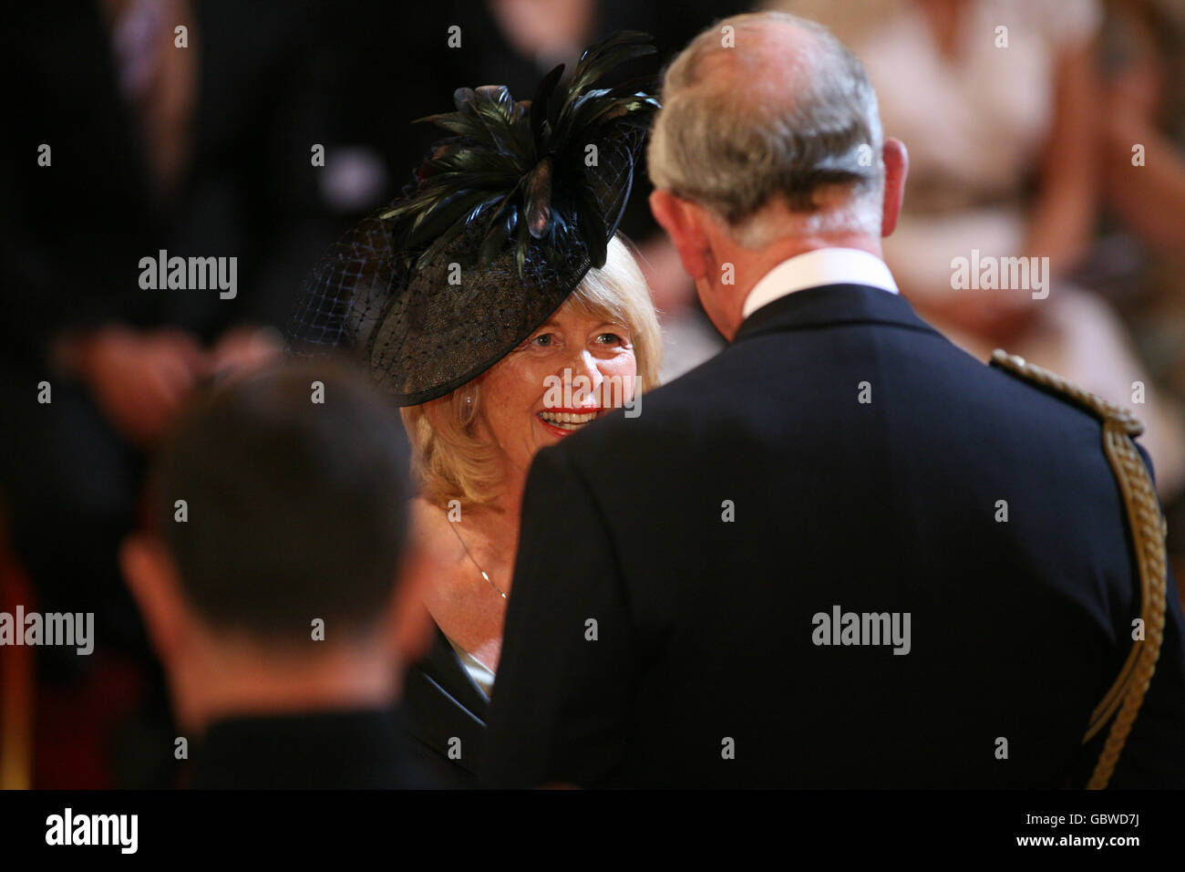 Frau Ruth James aus Kenilworth wird vom Prince of Wales im Buckingham ...