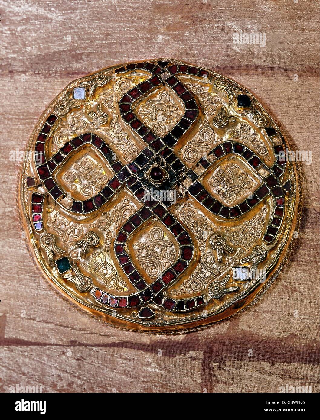 Merowingische scheibenfibel -Fotos und -Bildmaterial in hoher Auflösung ...