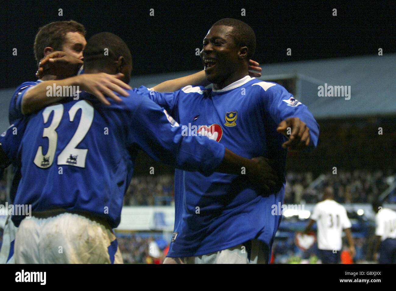 Yakubu Ayegbeni von Portsmouth feiert sein Ziel mit seiner Teamkollegen ...