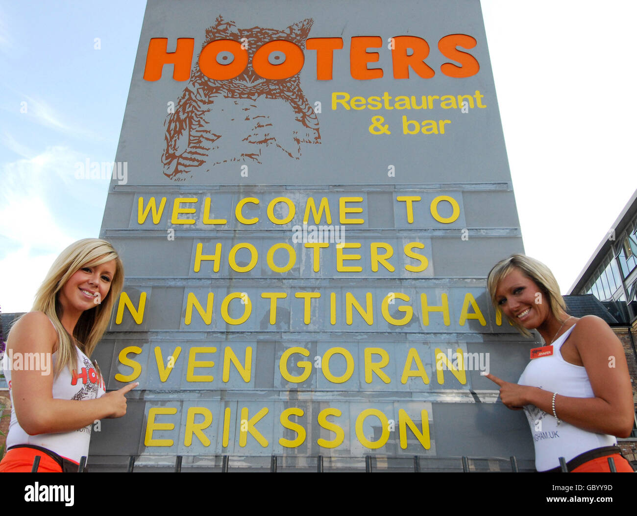 Hooters bar und restaurant -Fotos und -Bildmaterial in hoher Auflösung ...