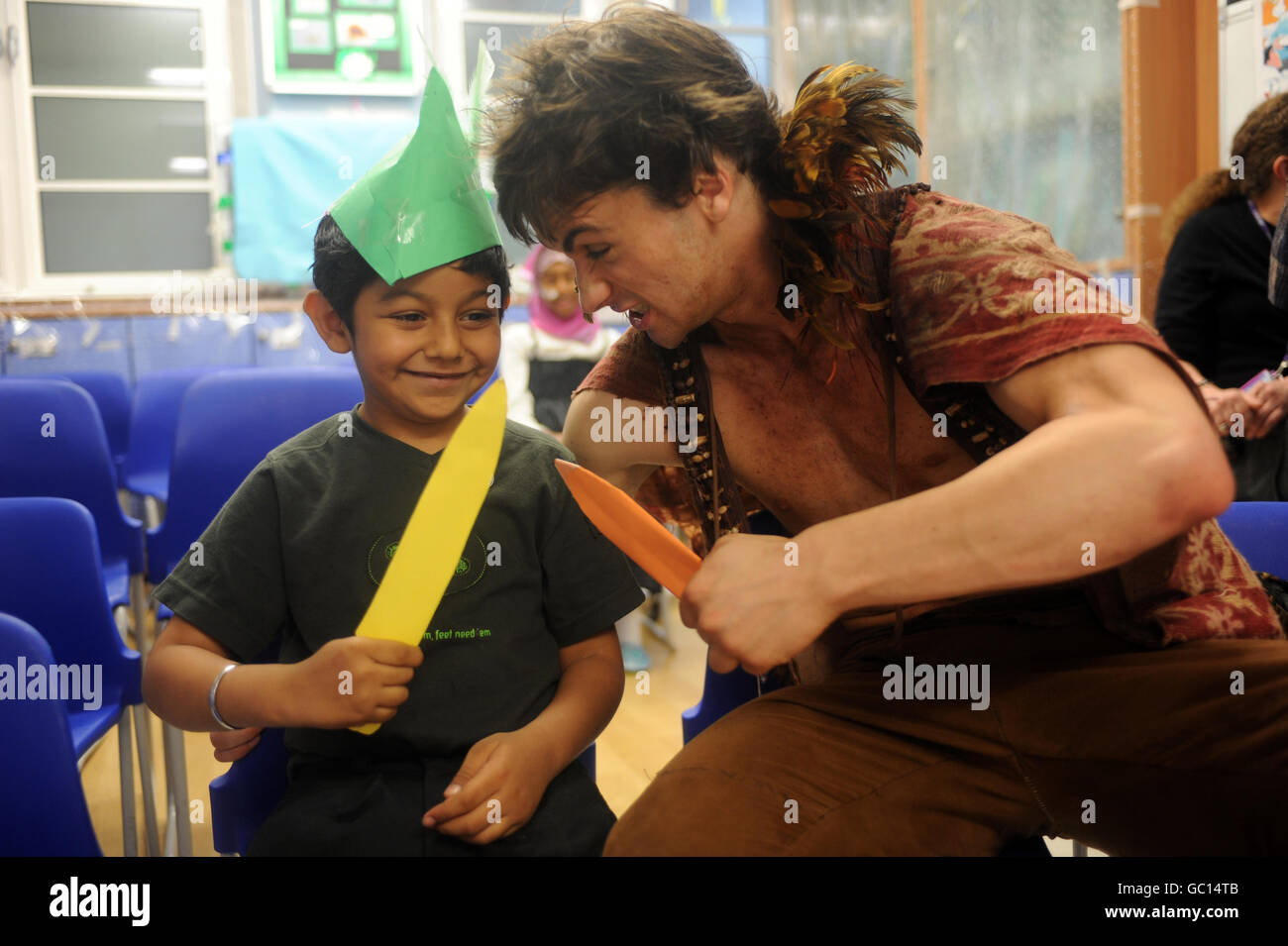 Patient Gurjat Singh im Alter von 7 Jahren aus London trifft Peter Pan ...