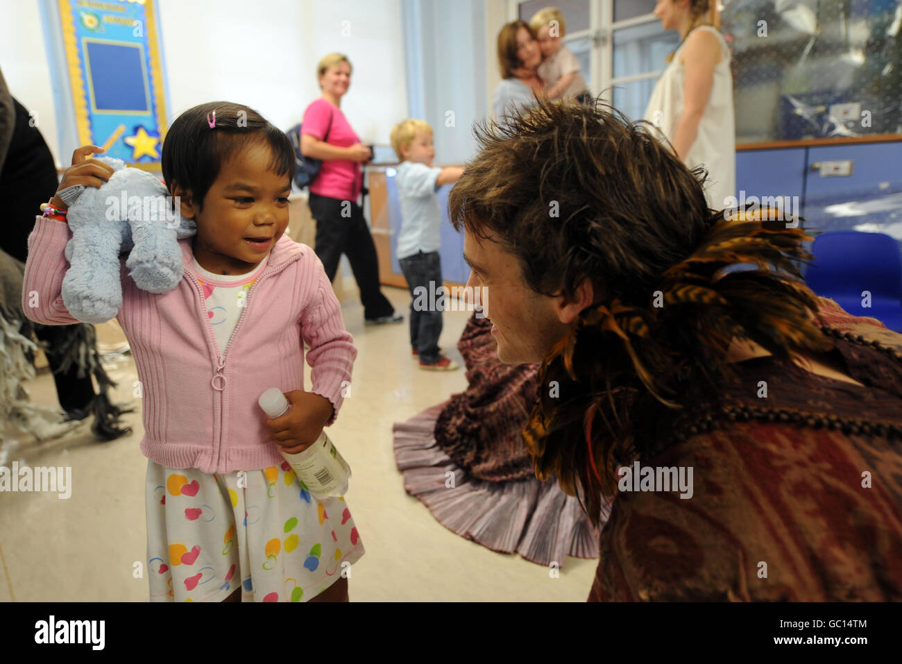 Die 4-jährige Patientin Alena Decker aus den Philippinen trifft Peter ...