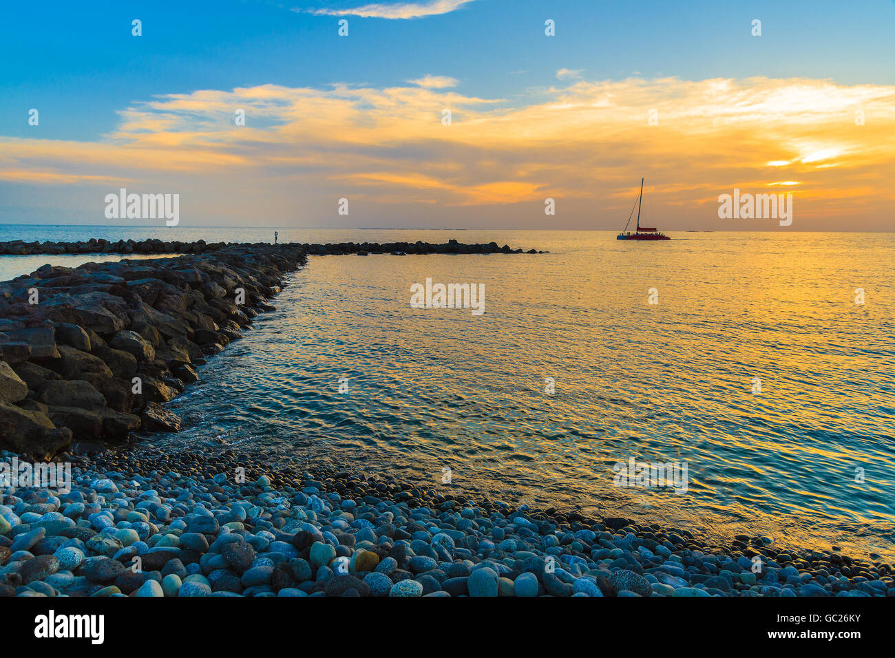 Segelschiff sonnenuntergang sailing boat sunset -Fotos und ...