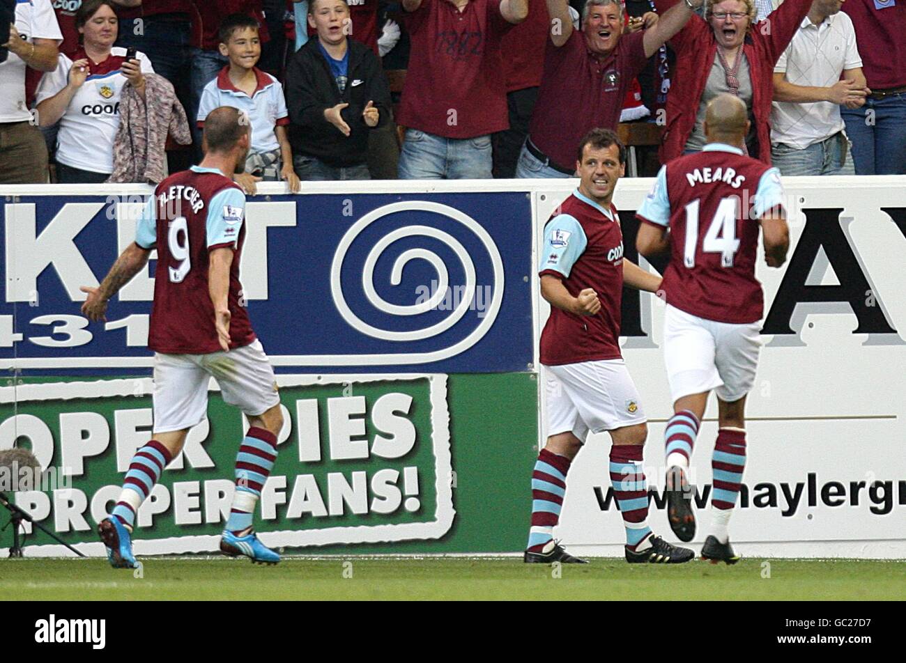 Burnleys Robbie Blake (Mitte) feiert, nachdem er mit seinen ...