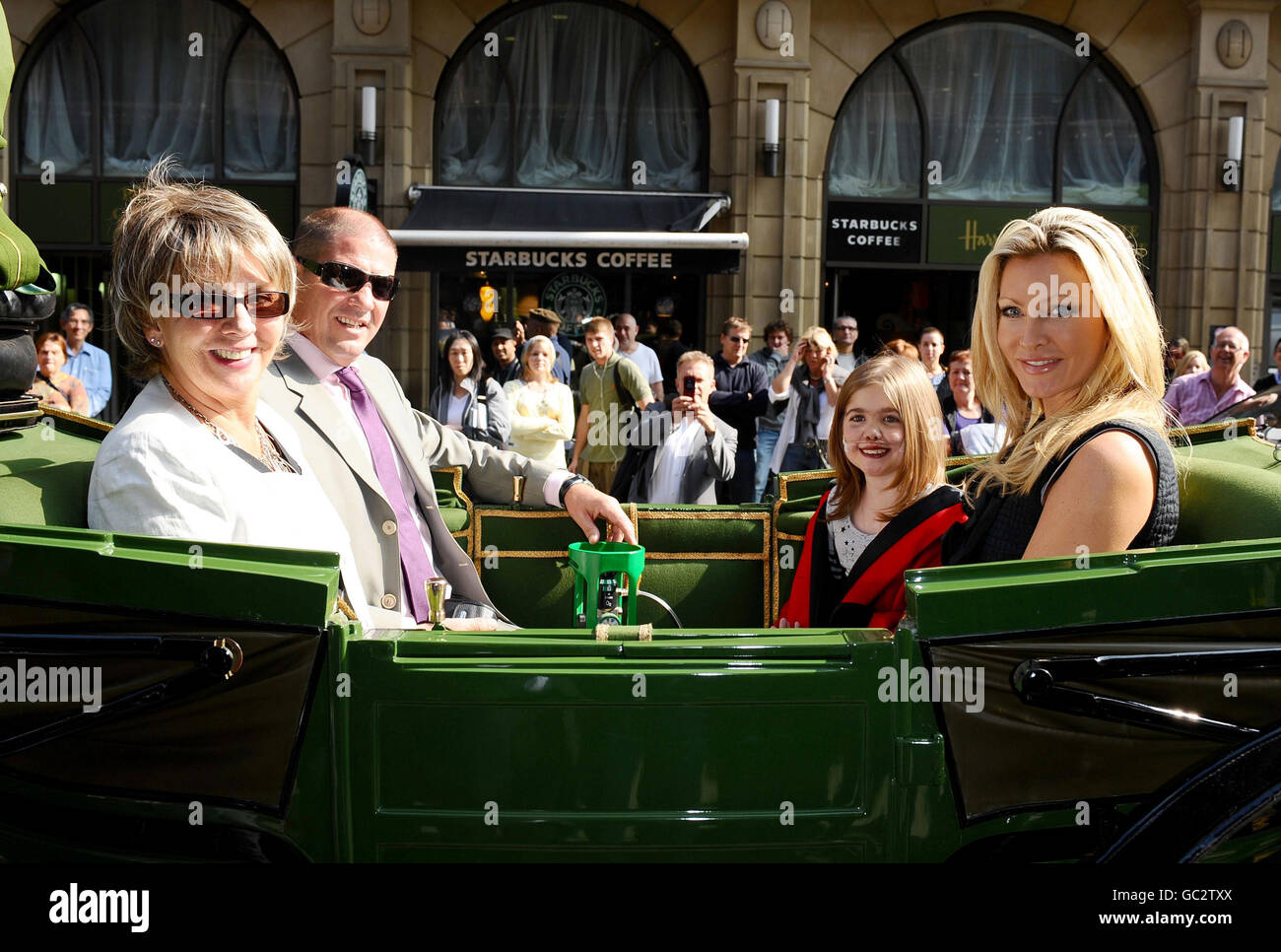 Die Schauspielerin Sue Johnston, Steve Howard, Kirsty Howard und ...