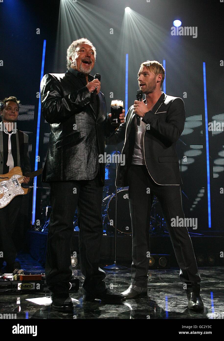 Ronan Keating (rechts) auf der Bühne mit Tom Jones (links) beim 250 ...