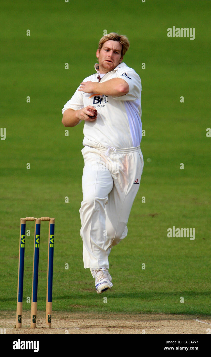 Surreys richard logan in aktion -Fotos und -Bildmaterial in hoher ...