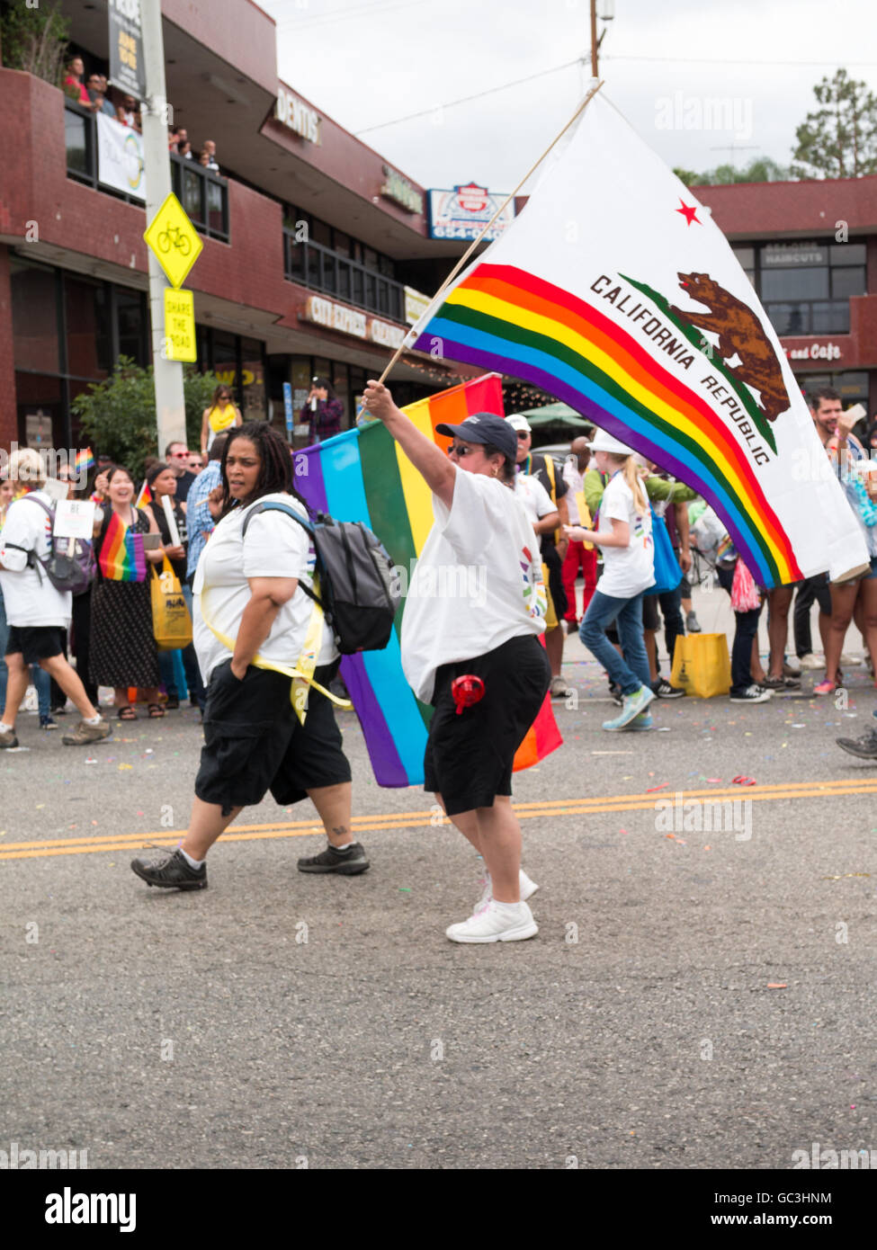 Frauen im stolzmarsch -Fotos und -Bildmaterial in hoher Auflösung – Alamy