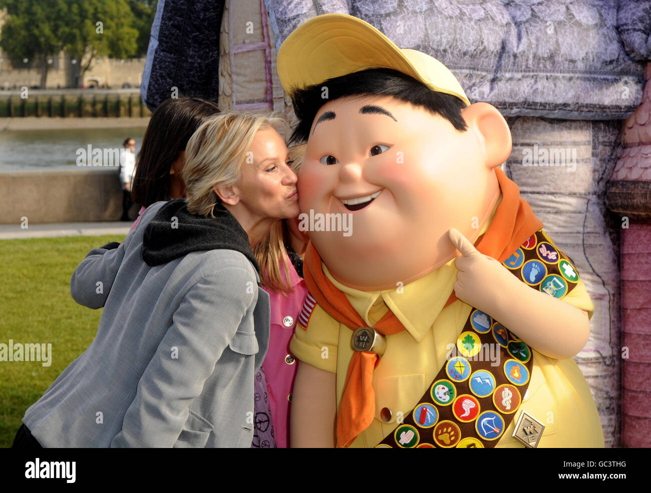 Lisa Maxwell trifft Disney-Figur Russell aus dem neuen Film up im ...