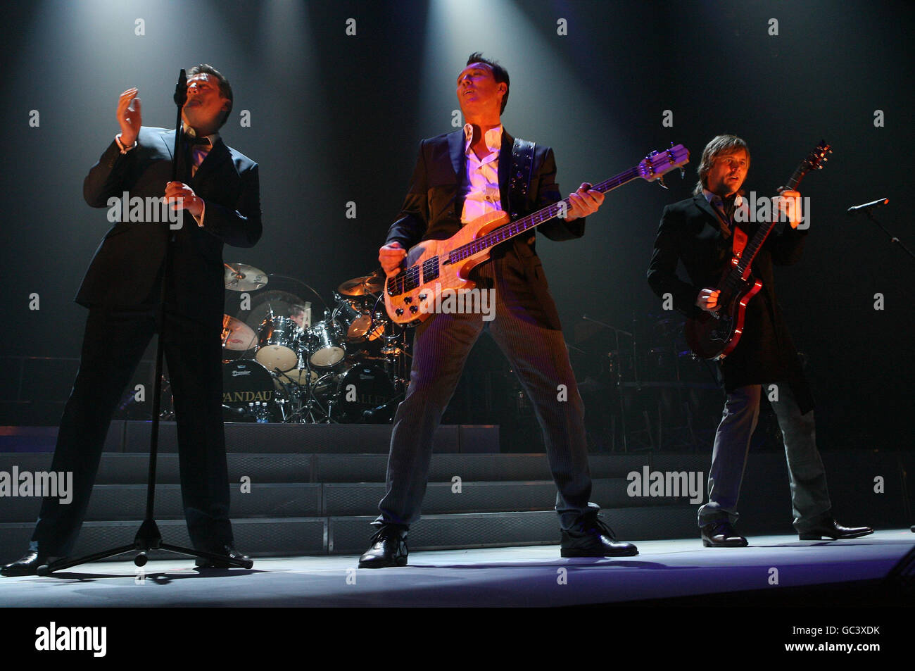 Spandau ballett links rechts tony hadley -Fotos und -Bildmaterial in ...