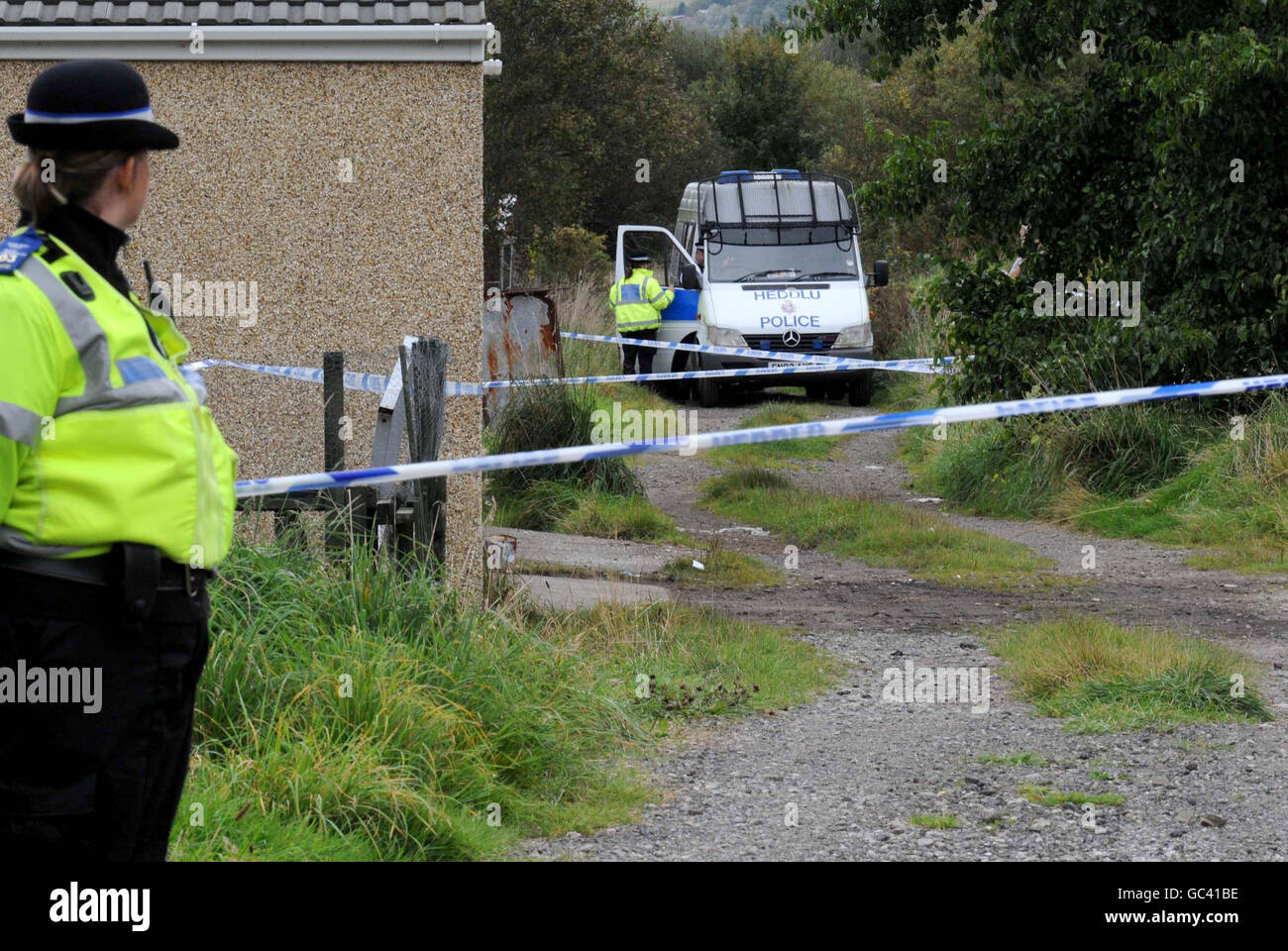 Rhys Johnson Luftgewehrtod. Ein Polizeibeamter am Tatort in Swansea, wo ...