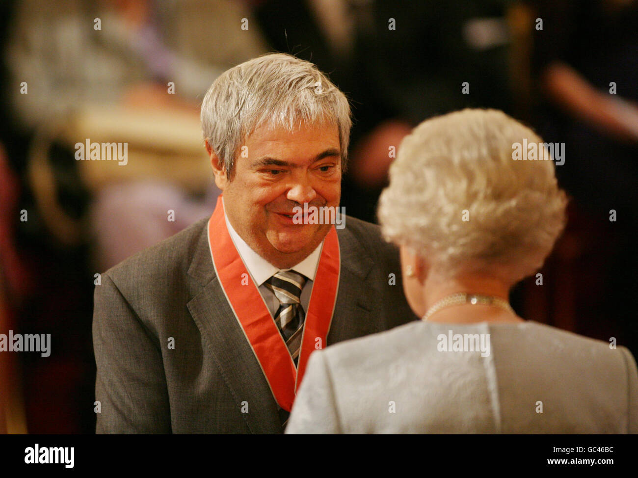 John Merry erhält seine Commander of the British Empire-Medaille (CBE ...