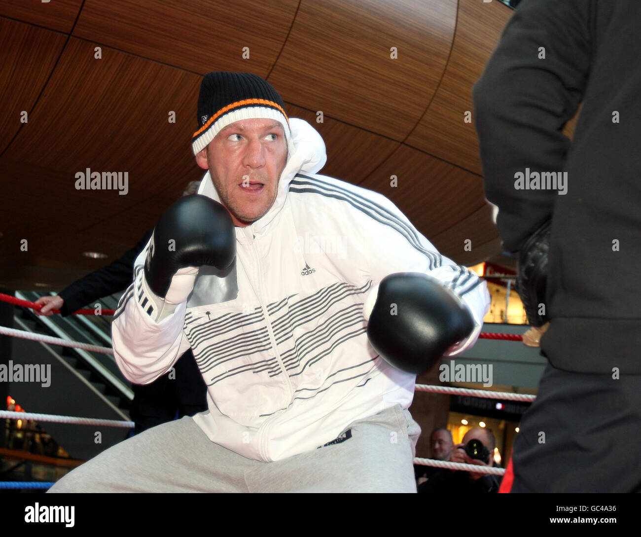 Boxing martin rogan sam trainieren victoria square shopping center ...