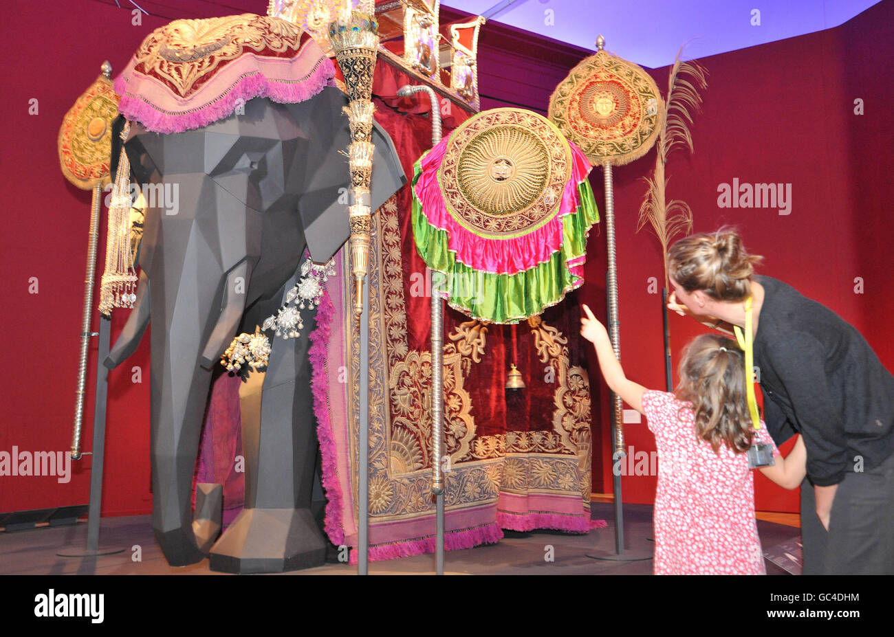 Carrie Rees zeigt ihre Schwester Eva, sechs, einen mit Tierschmuck aus ...