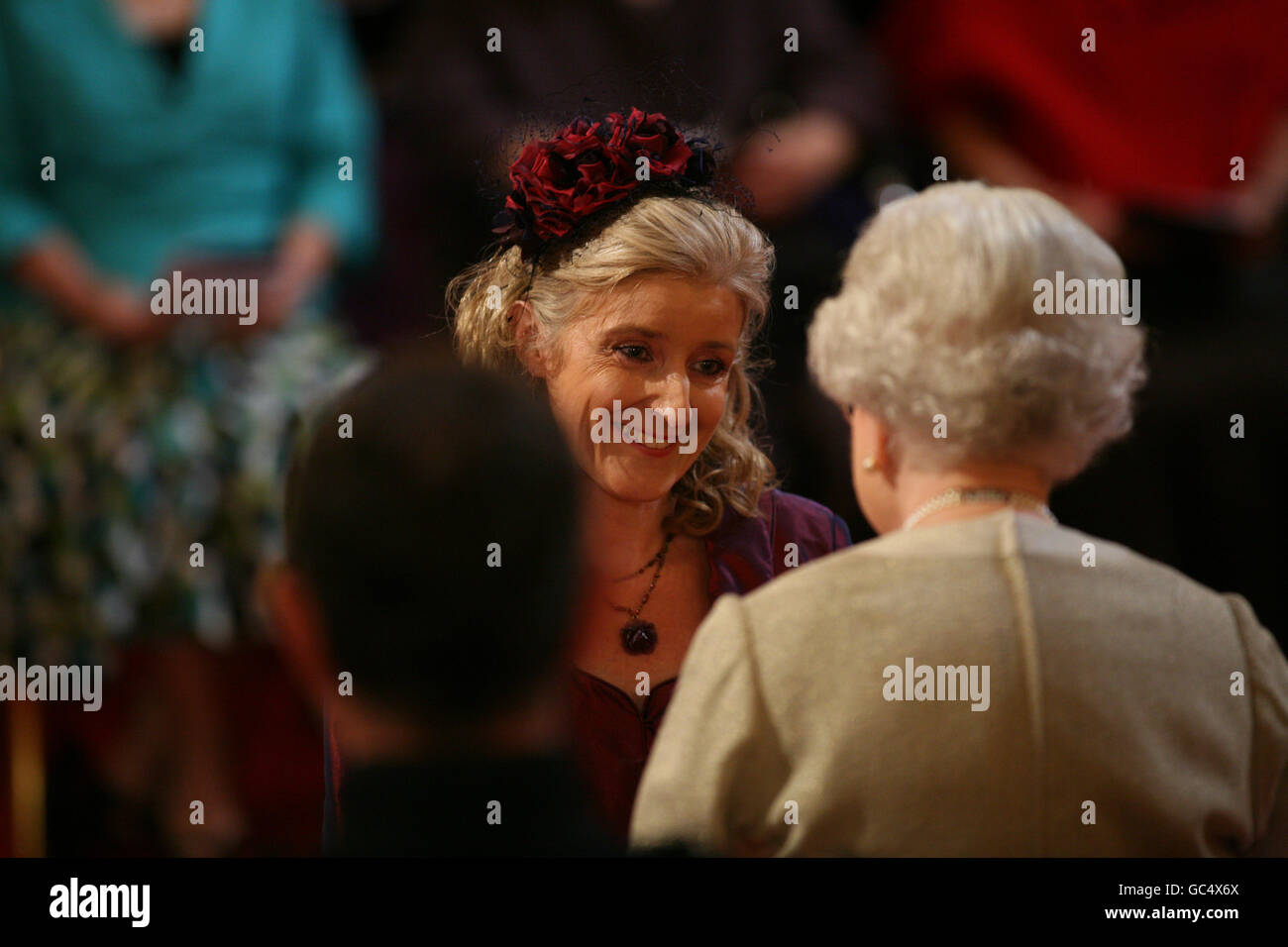 Dr annette doherty canterbury wurde von queen buckingham palace obe ...