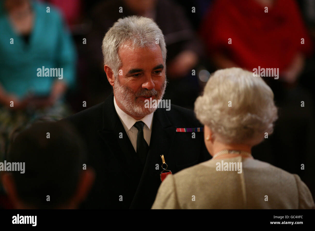Commodore Richard Hawkins, Royal Navy wird von der Queen am Buckingham ...