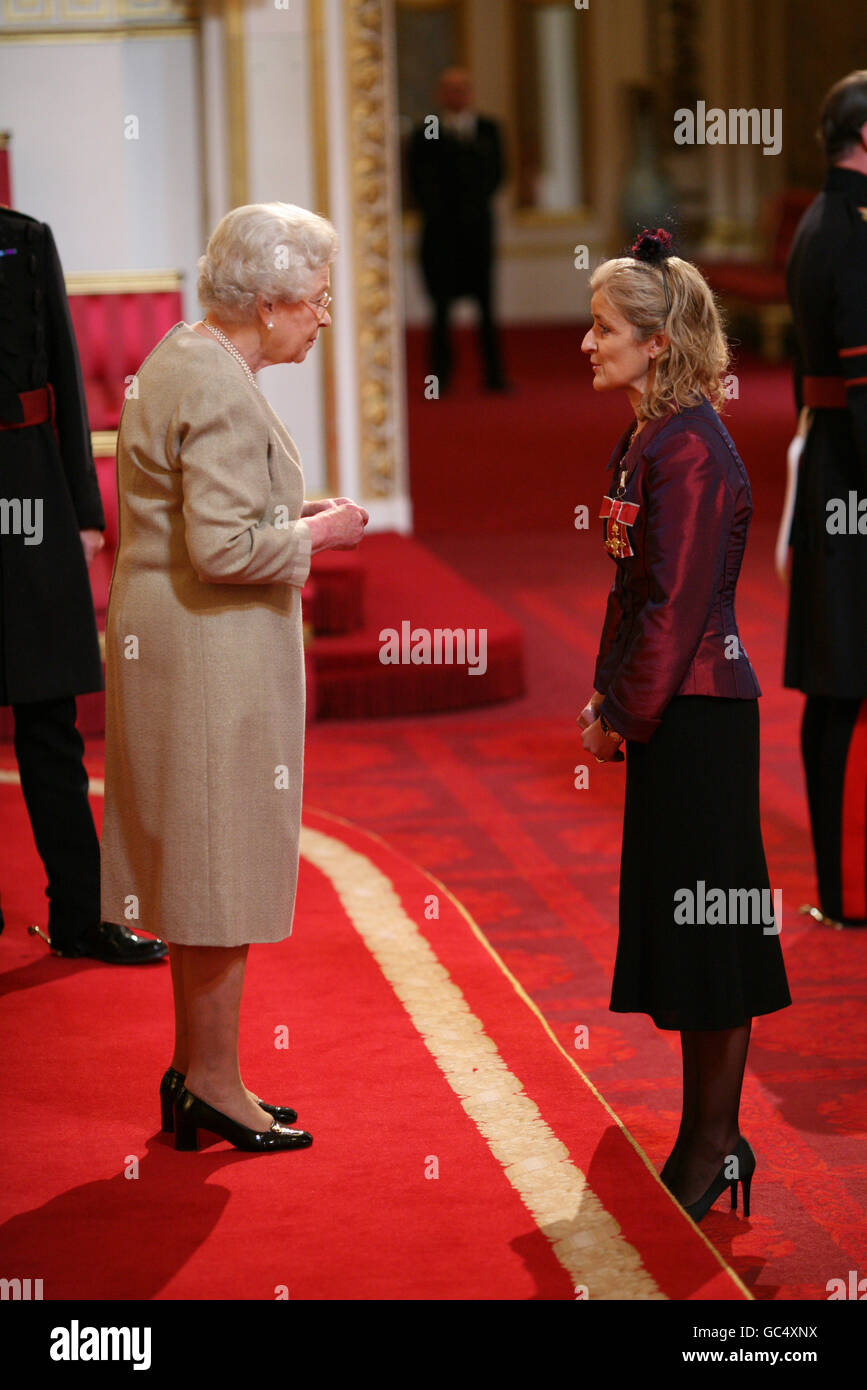 Dr annette doherty canterbury wurde von queen buckingham palace obe ...