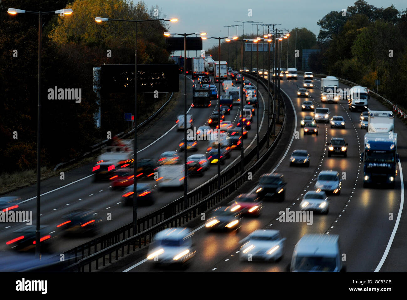 M1 Autobahn nähert sich 50. Geburtstag. Verkehr auf der Autobahn M1 ...