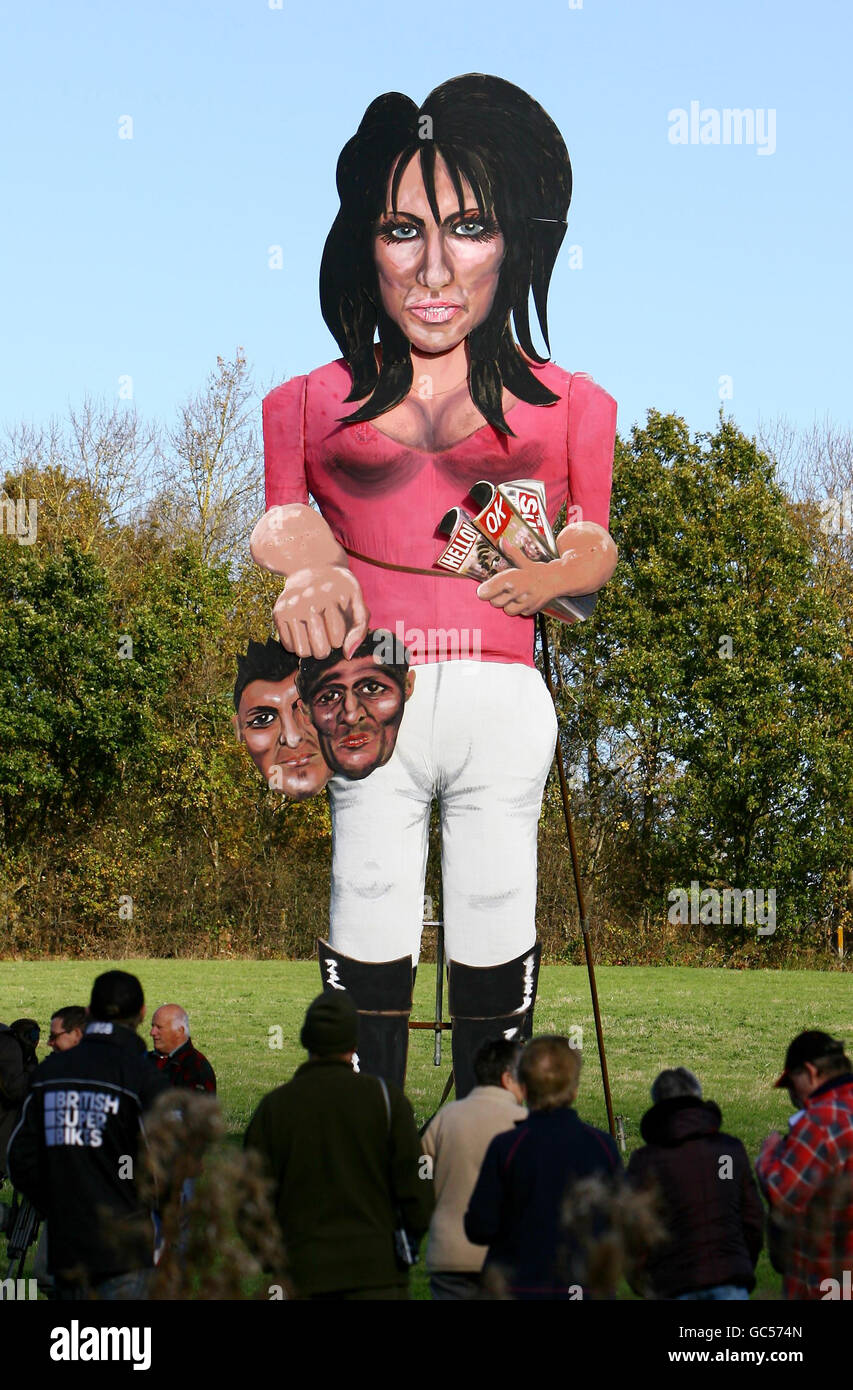 Der Künstler Frank Shepherd setzt den letzten Schliff an den Edenbrige ...