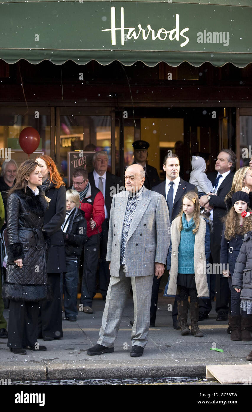 Harrods-Besitzer Mohammed Al Fayed steht vor seinem Geschäft, während ...