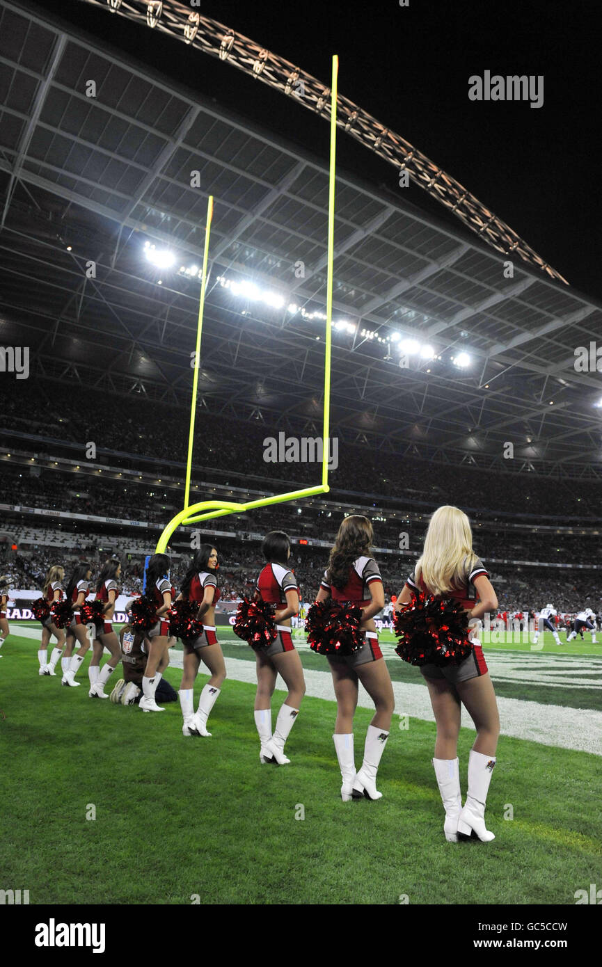 Cheerleader girls in football stadium -Fotos und -Bildmaterial in hoher ...