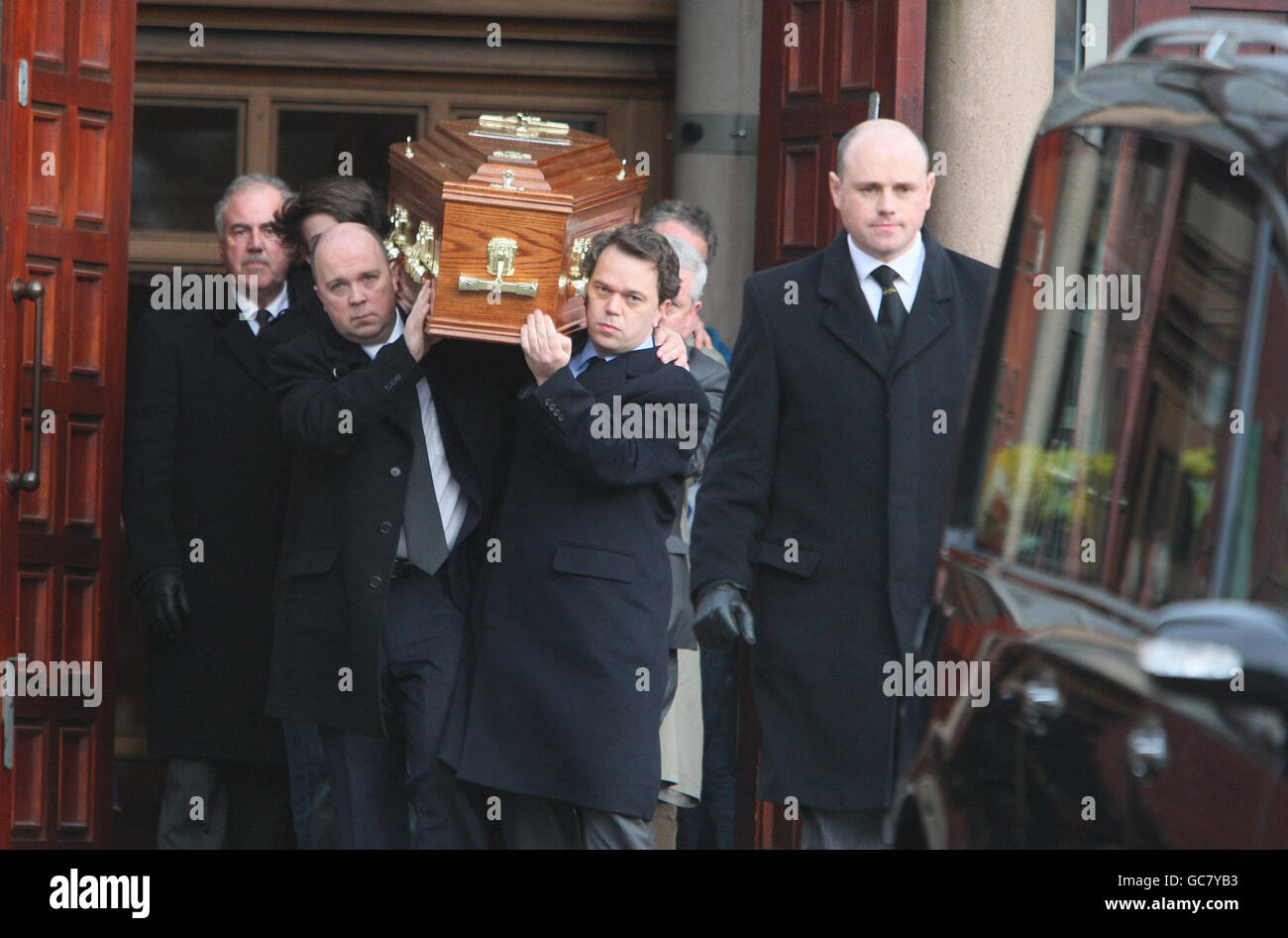 Familienmitglieder tragen den Sarg von Tom Travers nach einem ...