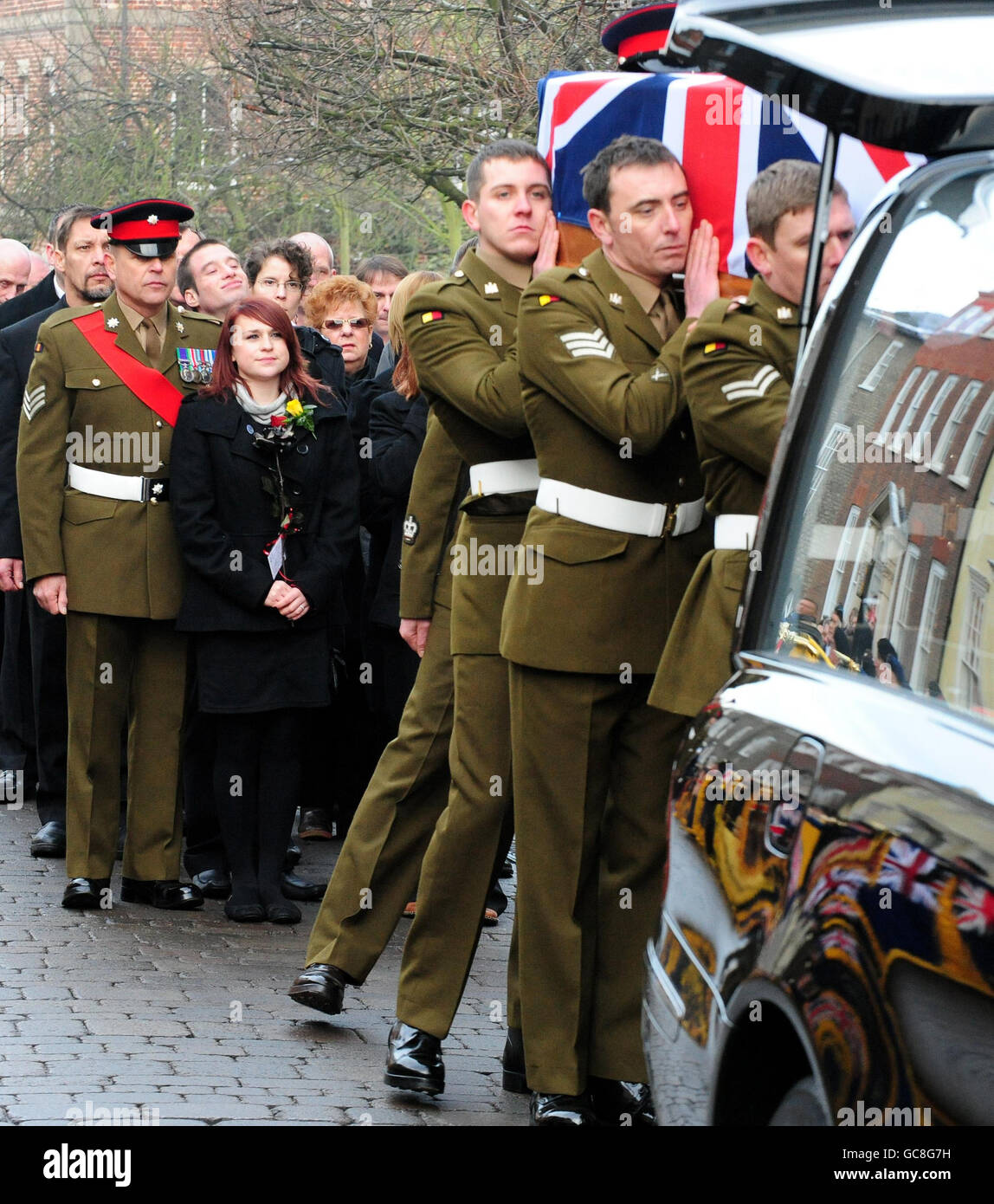 Sian Goodenough sieht zu, wie der Sarg ihres Verlobten, des 23-Jahre ...