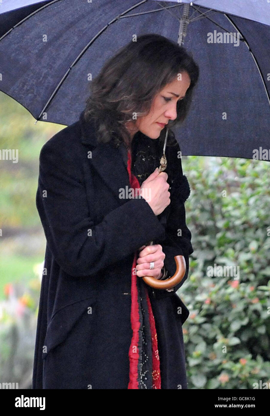 Michelle Baker sieht Ehrungen bei der Beerdigung ihres Vaters Ken Baker ...