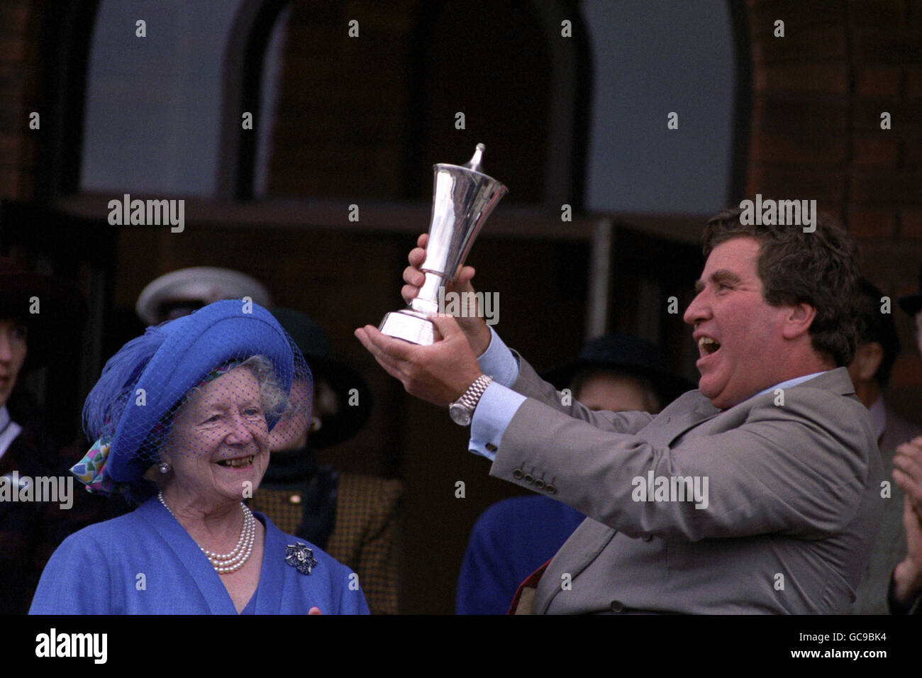 GRAHAM ROACH BESITZER VON VIKING FLAGGSCHIFFE ERHÄLT DIE KÖNIGIN MUTTER ...