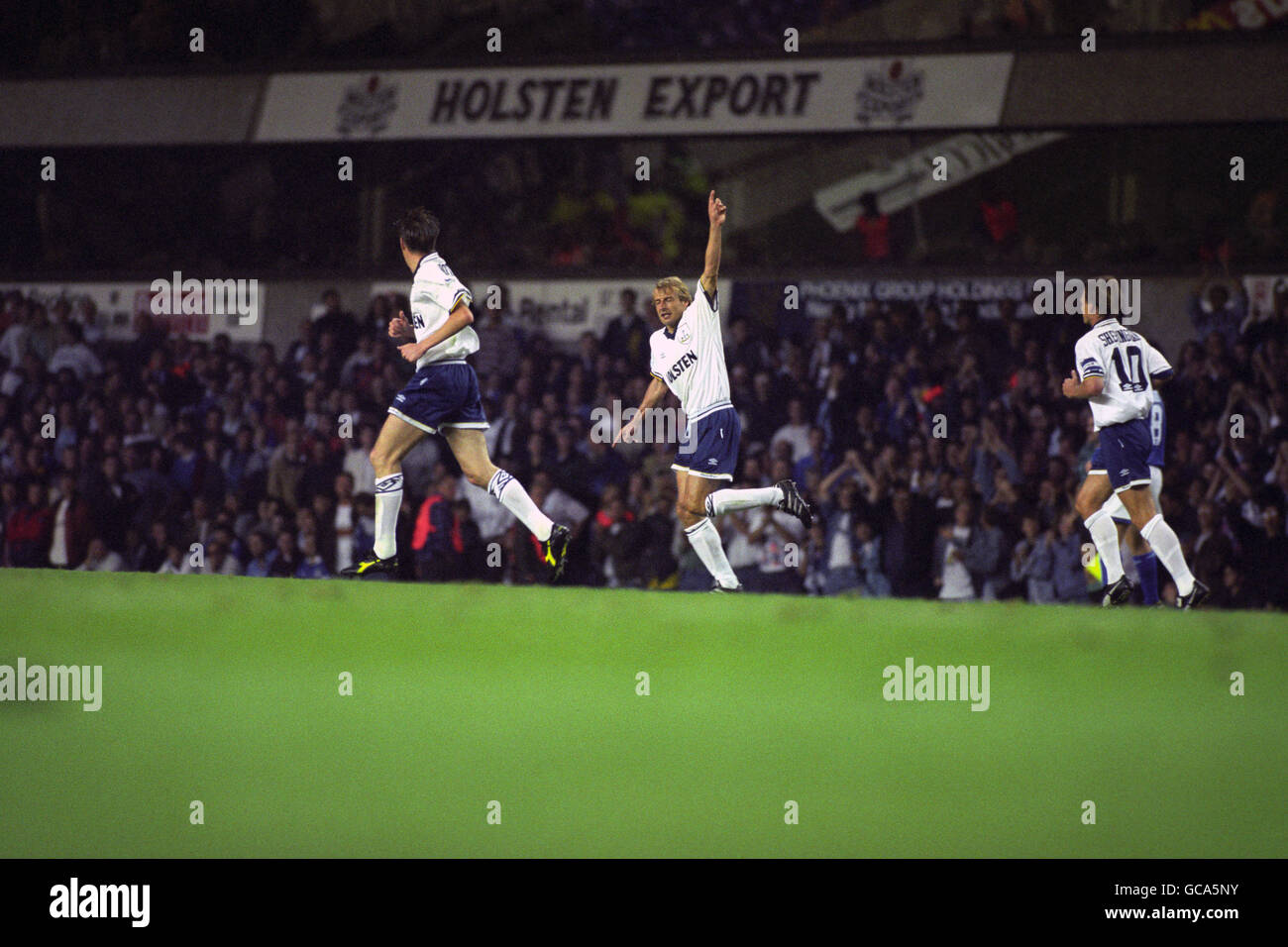 Tottenham hotspurs jürgen klinsmann feiert -Fotos und -Bildmaterial in ...