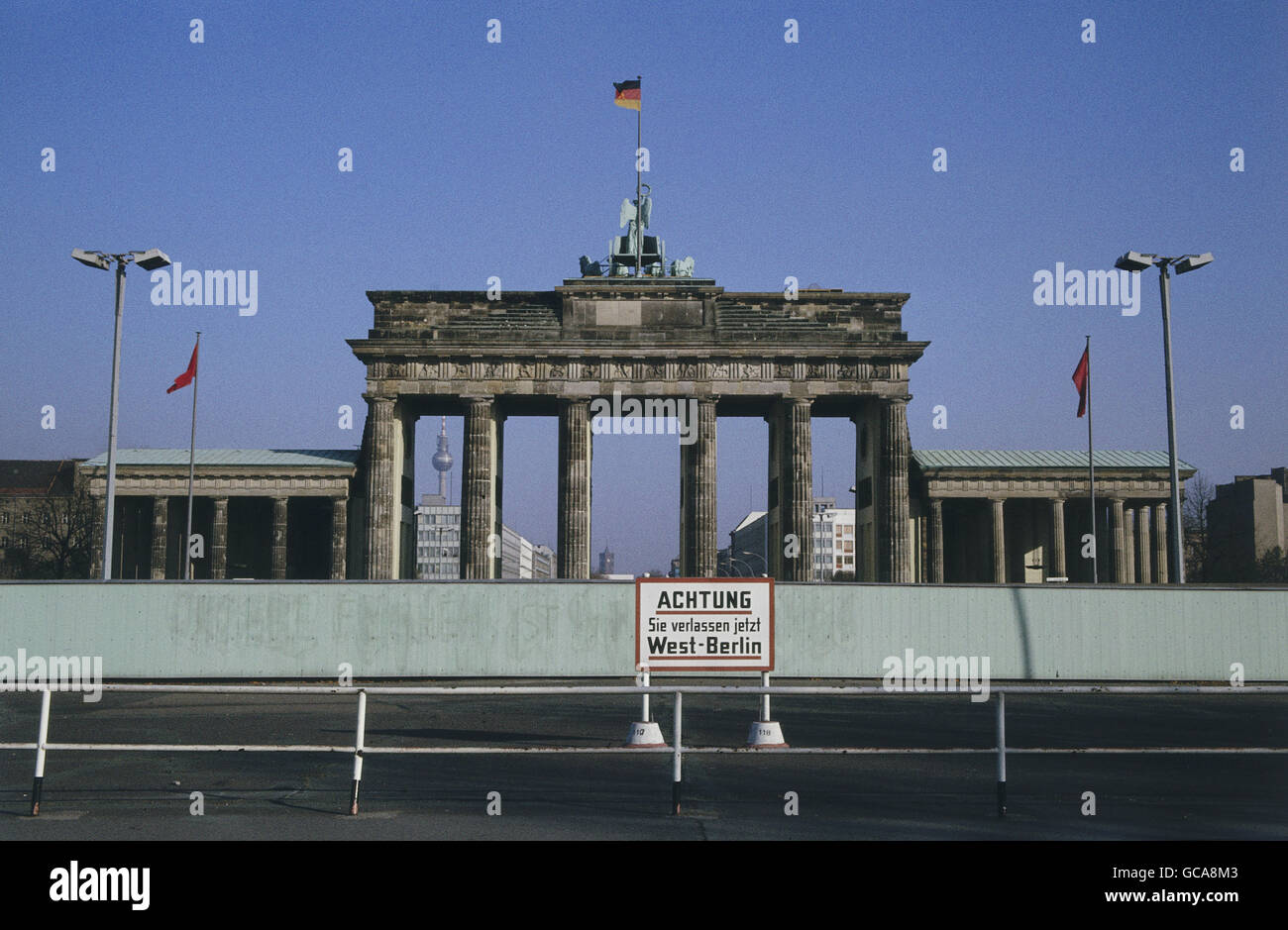 Sie verlassen west berlin -Fotos und -Bildmaterial in hoher Auflösung ...