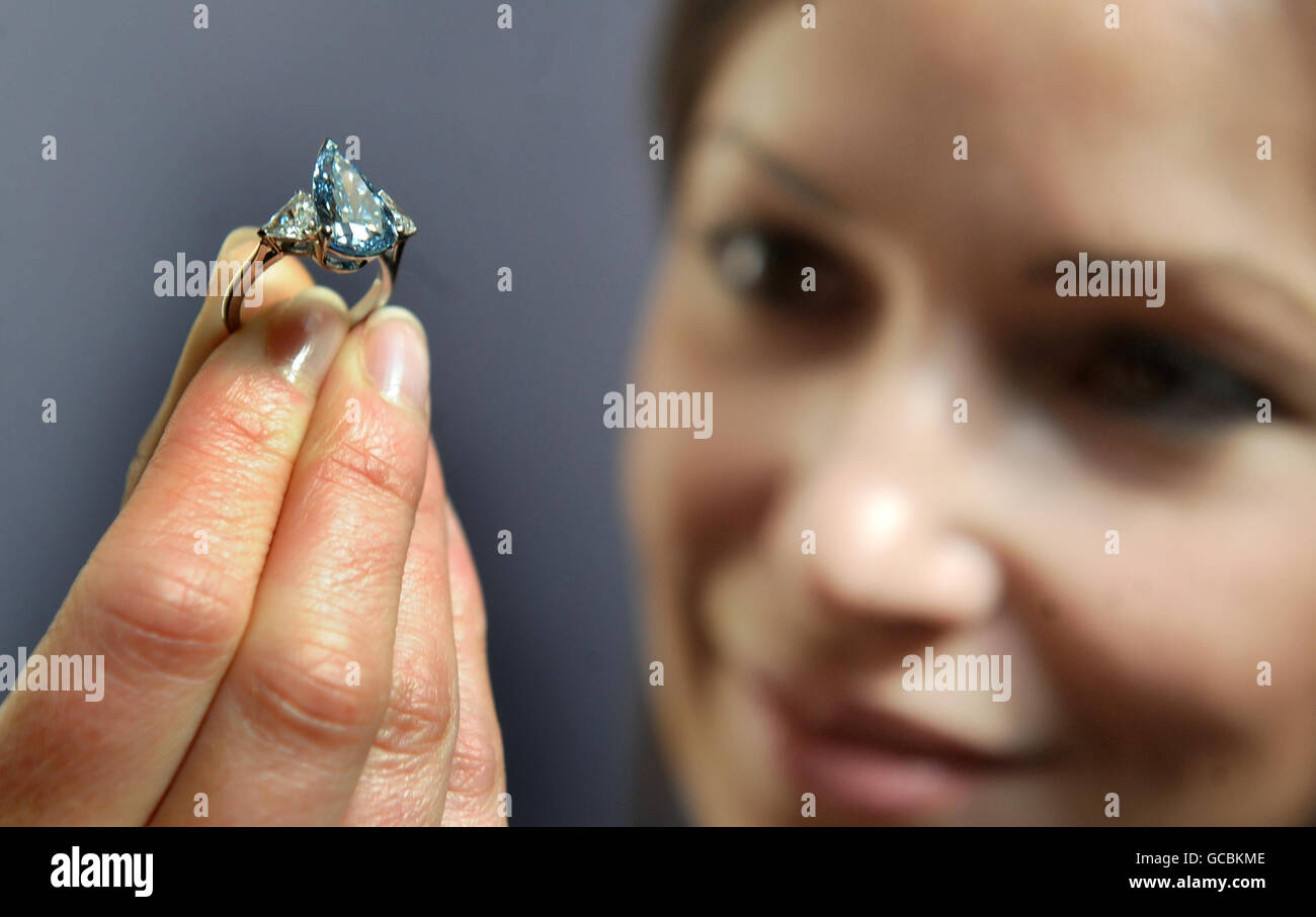 Ein Mitarbeiter von London Sotheby's modelliert einen De Beers ...