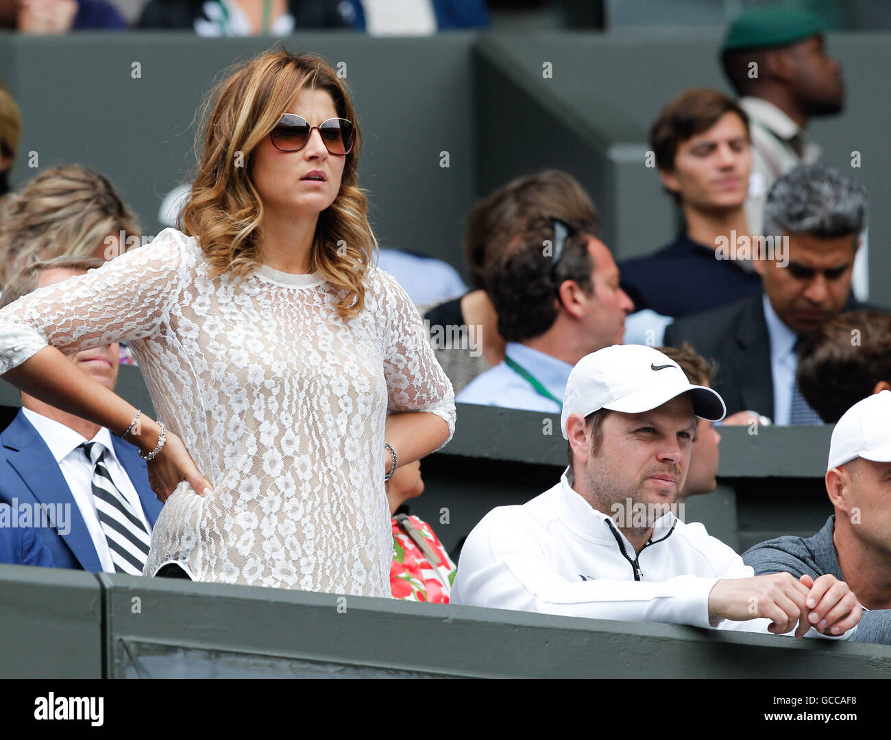 London, Großbritannien. 8. Juli 2016. Mirka Federer (L), Ehefrau des ...