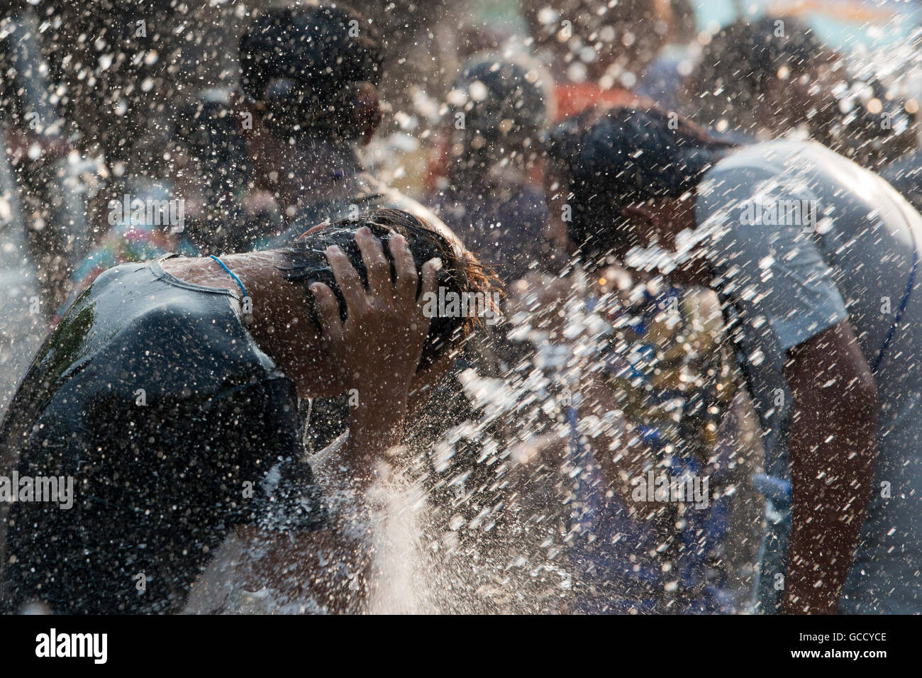 Menschen bei der Waterparty am Thingyan Water Festival in Myanmar ...