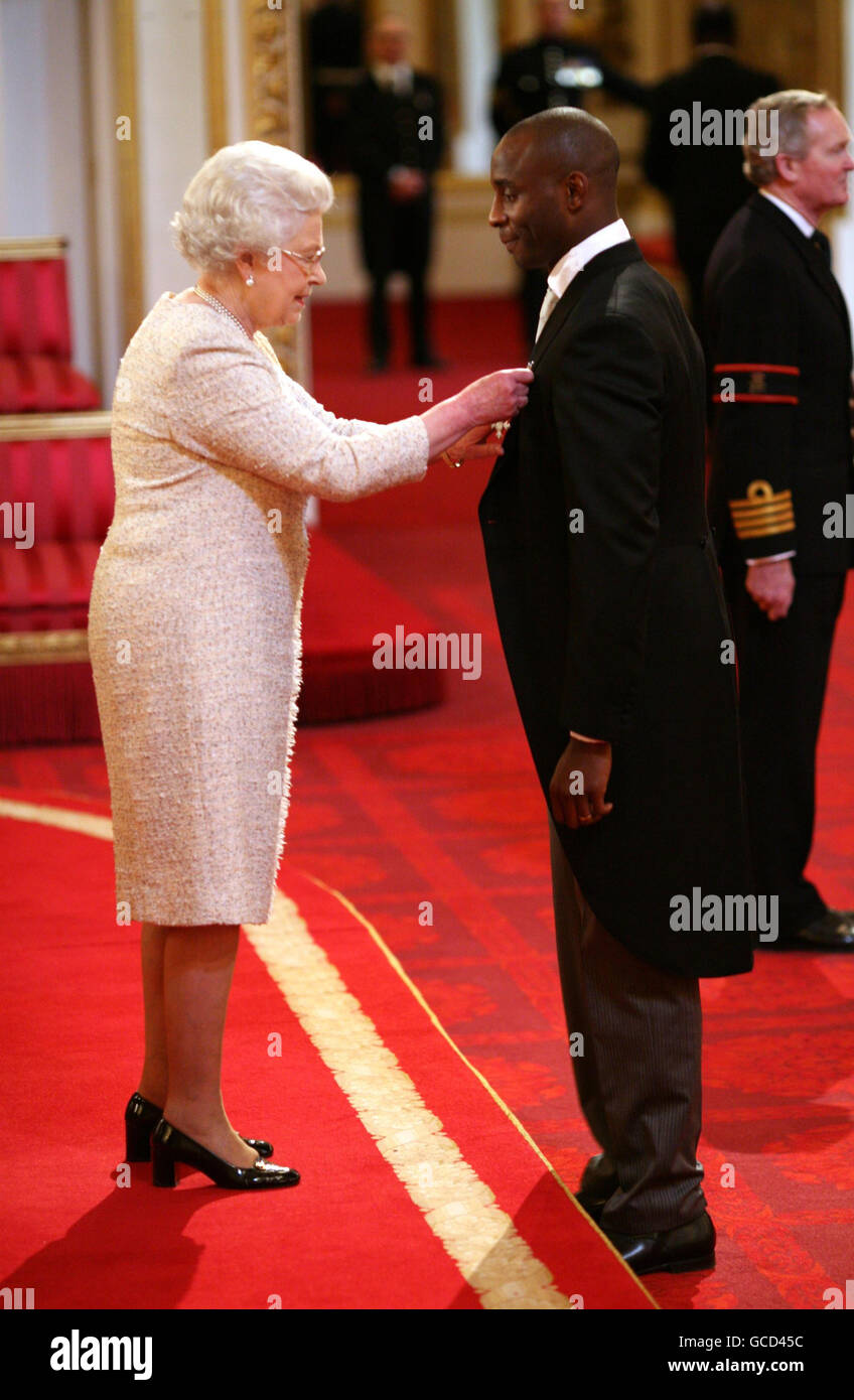 Jason Roberts wird von Queen Elizabeth II. Im Buckingham Palace, London ...