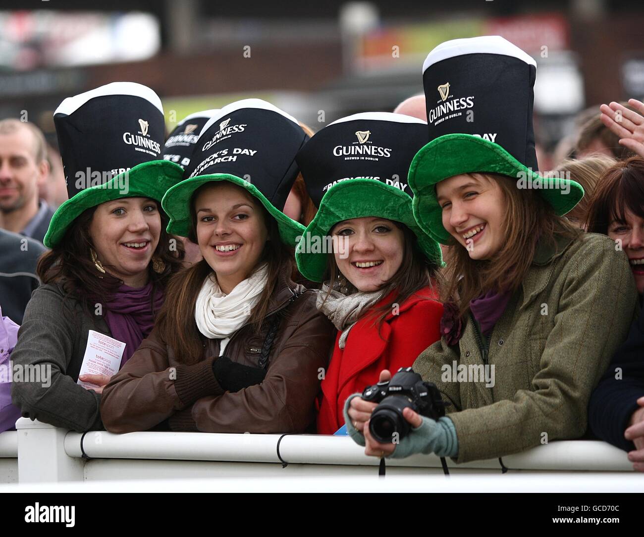 Zwei hüte -Fotos und -Bildmaterial in hoher Auflösung – Alamy