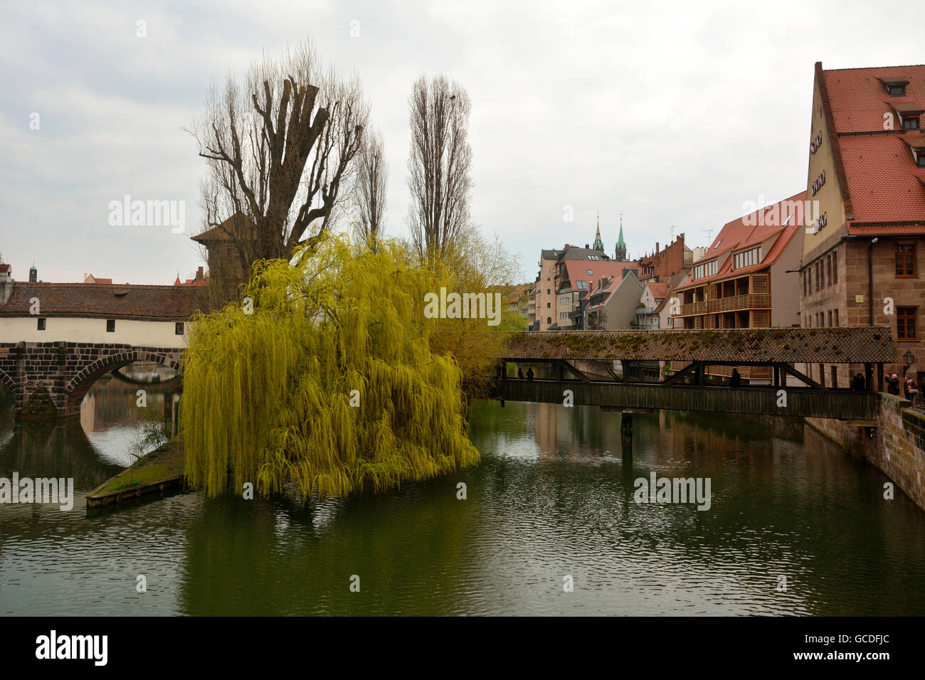 Henkersteg Covered Bridge und Trodelmarkt in Nürnberg Stockfotografie ...