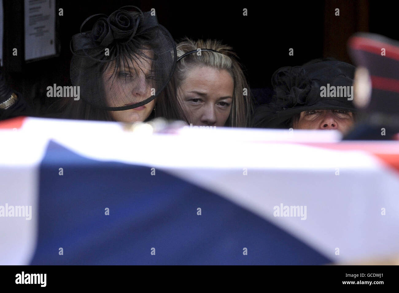 Charlotte Fox (links), Witwe von Sergeant Paul Fox vom 28 Engineer ...